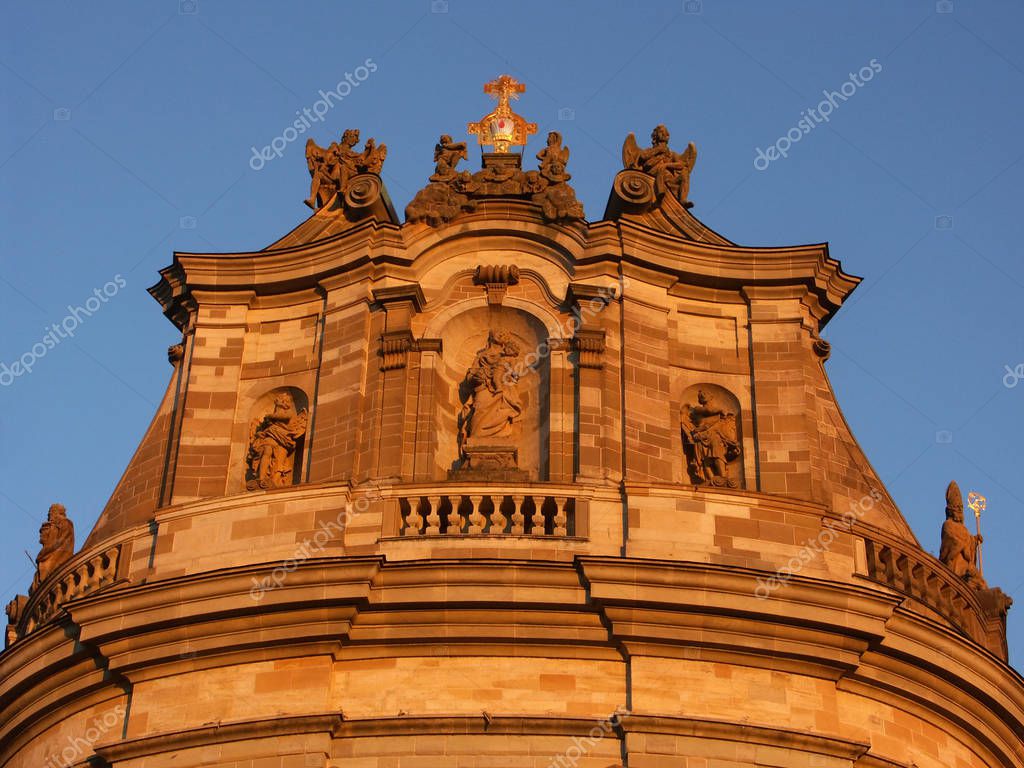 esculturas y símbolo de la santa reliquia sanguínea de la basílica de ...