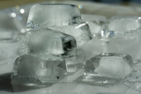 Es batu mencair Stok Foto, Es batu mencair Gambar Bebas Royalti ...