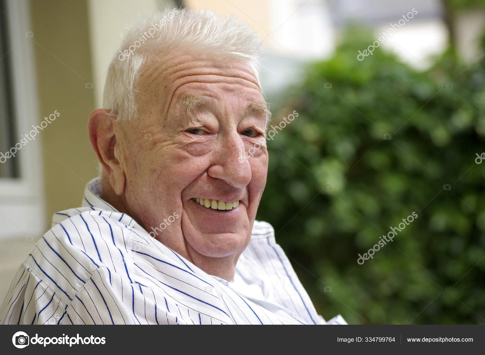 Ein Rentner Sitzt Garten — Stock Photo © PantherMediaSeller #334799764