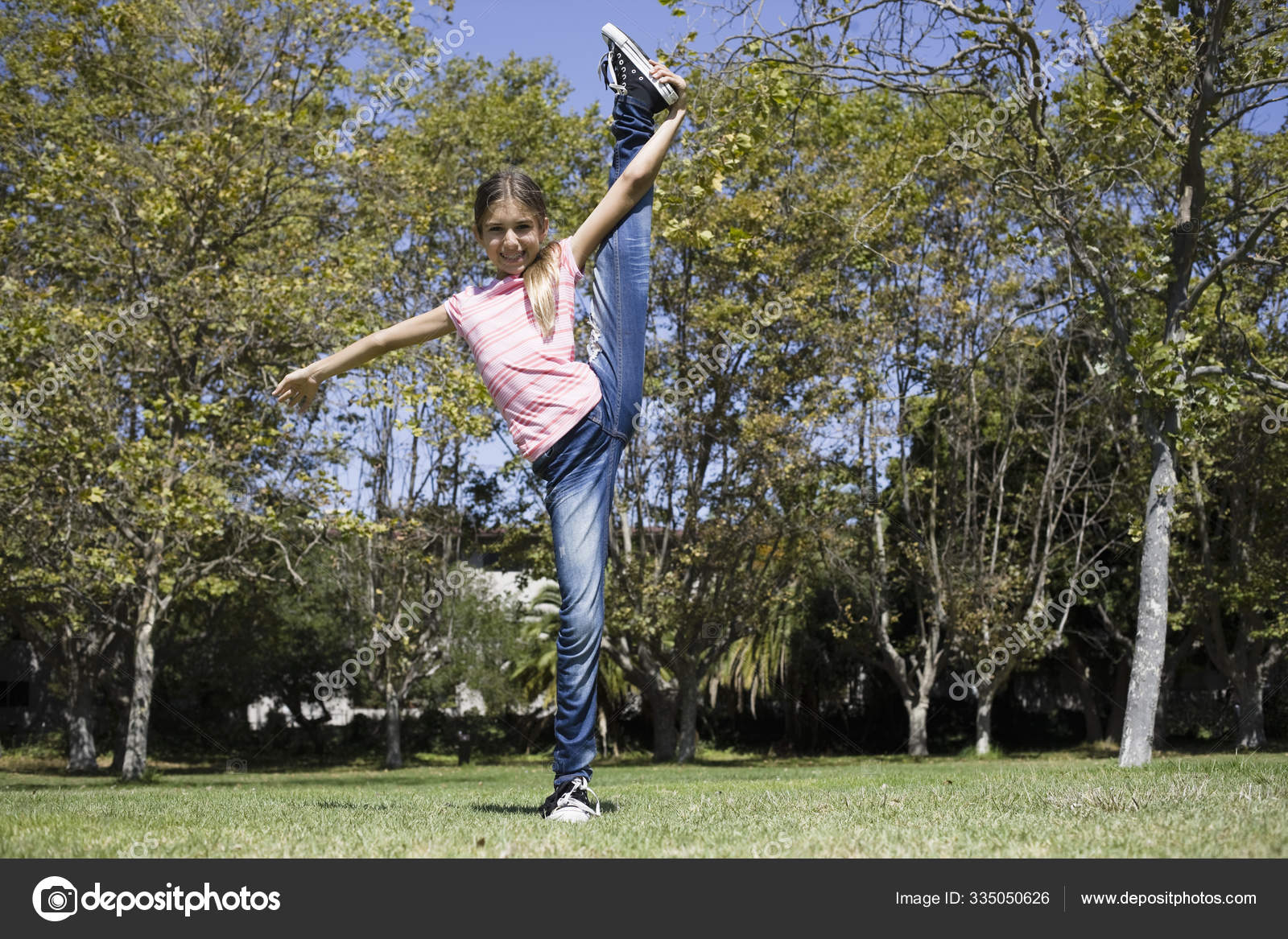 Tween Girl Faire Gymnastique Dans Parc image libre de droit par ...