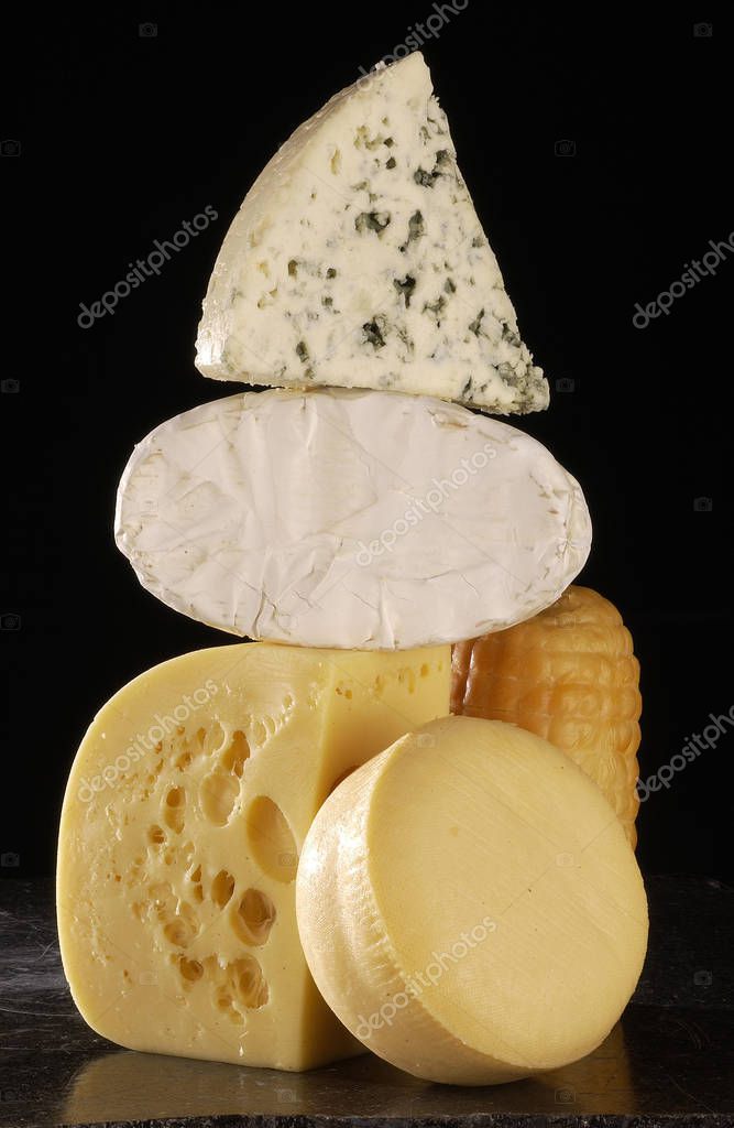 queso, camembert, roquefort, cheddar y trozos de diferentes tipos de ...