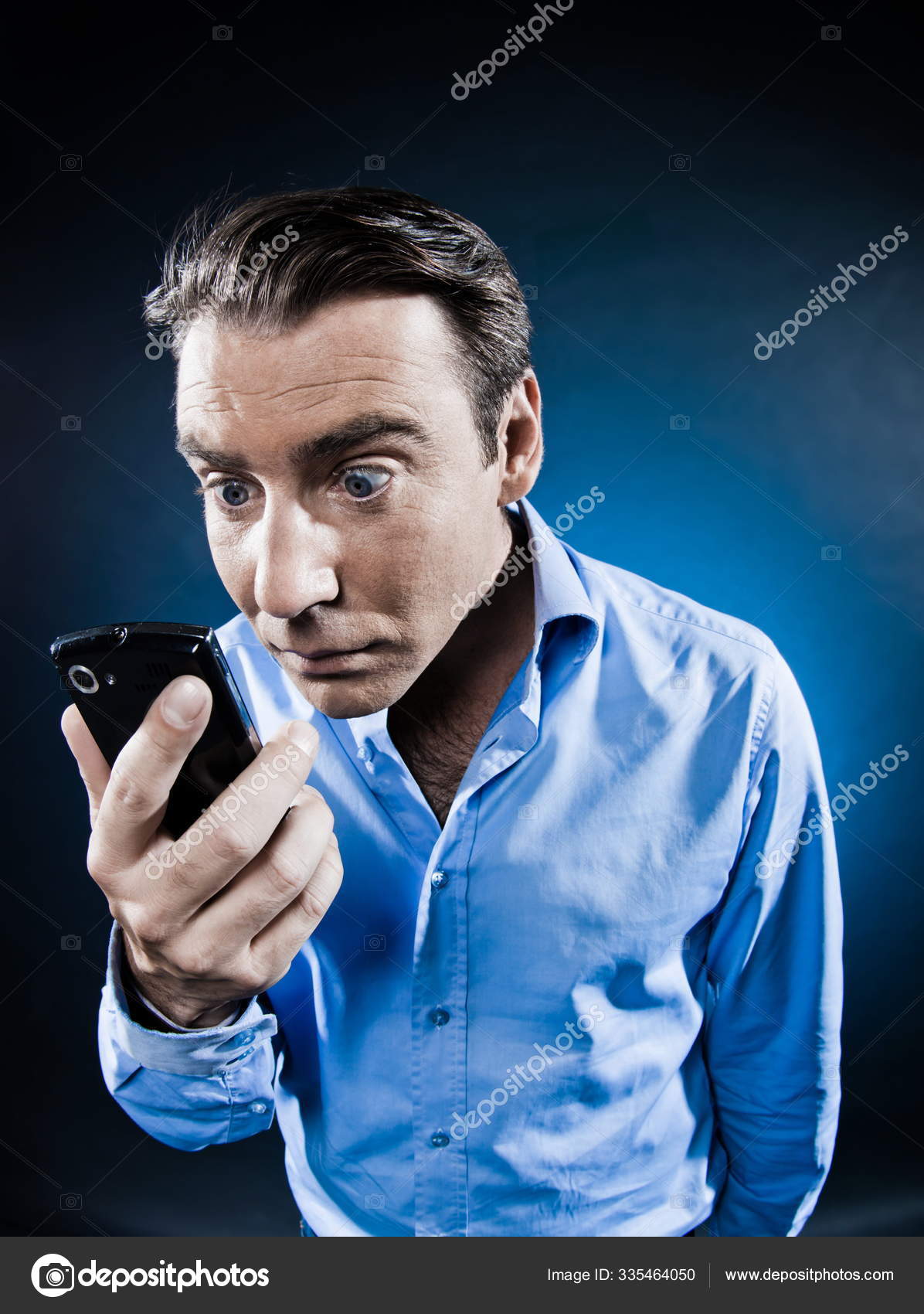 Hombre Retrato Mirando Fijamente Teléfono Celular — Foto de stock ...