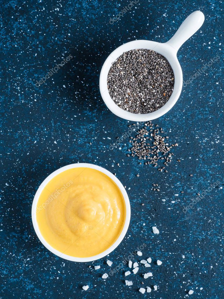 Salsa Cheddar cremosa con semillas de chía sobre fondo oscuro.Ideas y ...