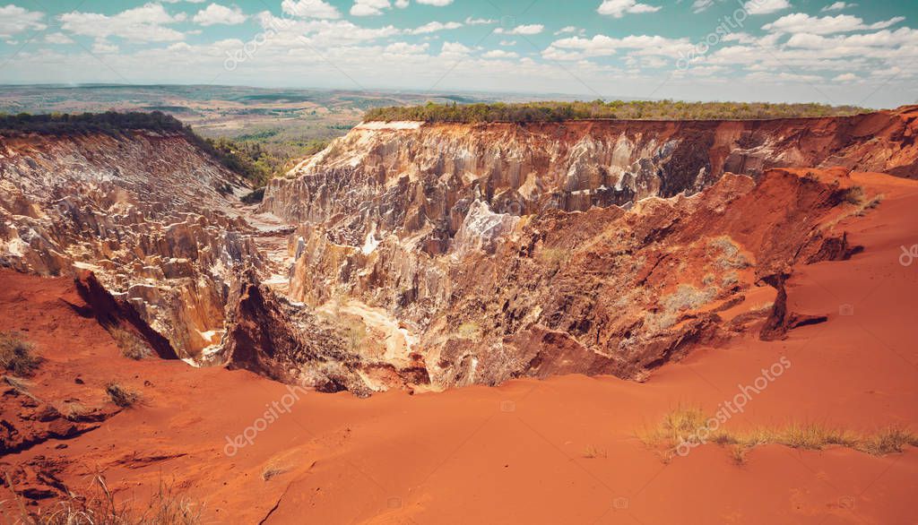 Lavaka del cañón de erosión de Ankarokaroka en el Parque Nacional ...