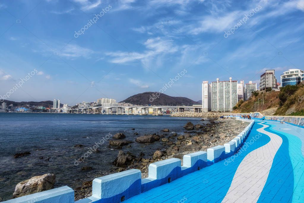 Busan Jeolyeong Coastal Trail con la vista del puente Namhang daegyo en ...