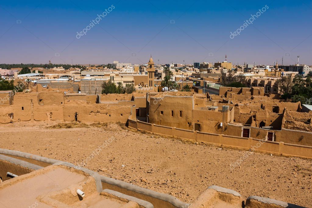 Los edificios de ladrillo de barro en ruinas cerca del Castillo de ...