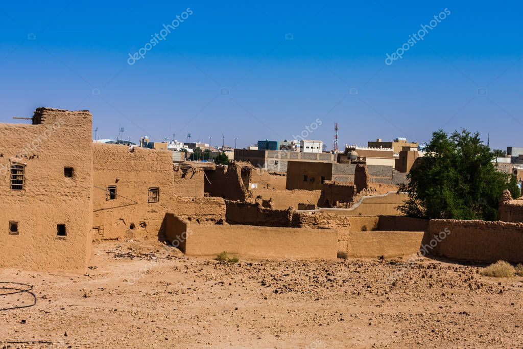 Una vista aérea de los suburbios de ladrillo de barro desde el castillo ...