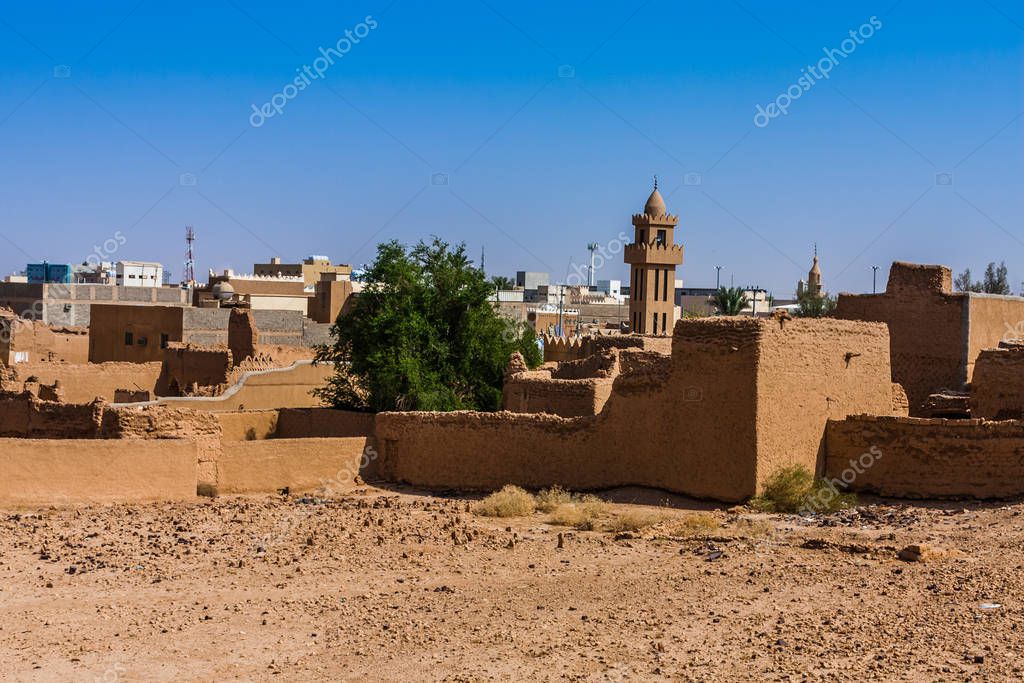 Una vista aérea de los suburbios de ladrillo de barro desde el castillo ...