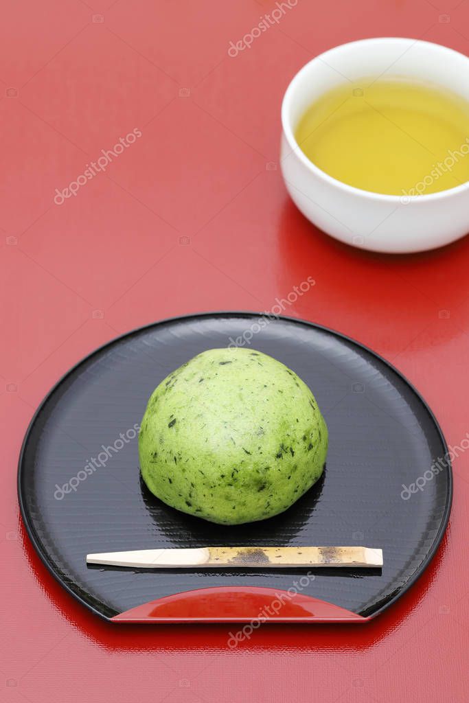 Postre japonés del mochi del yomogi para la estación de primavera ...