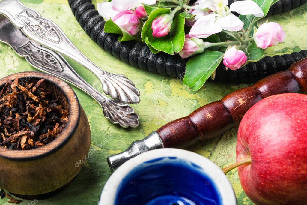 Fumar narguile oriental. Shisha árabe con manzana. Hookah y apple.Fruit ...