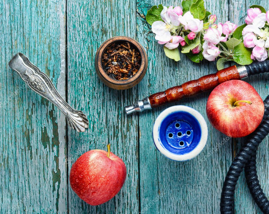 Fumar narguile oriental. Shisha árabe con manzana. Hookah y apple.Fruit ...