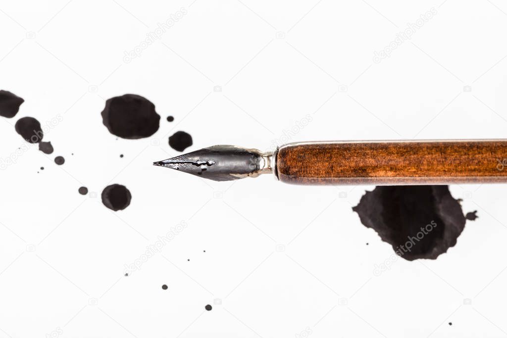 vista superior de la pluma de inmersión marrón y manchas de tinta negra ...