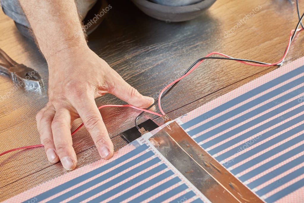 Instalación de películas de calefacción de carbono infrarrojo para el ...