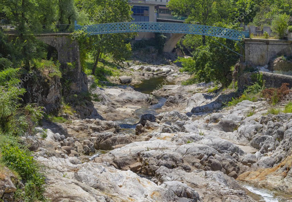 paisaje alrededor de Vals-les-Bains, una comuna en el departamento de ...