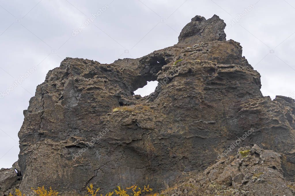 Rocas volcánicas dramáticas proyectándose desde el suelo en Dimmuborgir ...