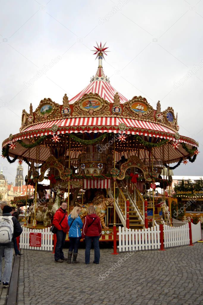 Historisches Karussell auf dem Striezelmarkt in Dresden / Historic ...