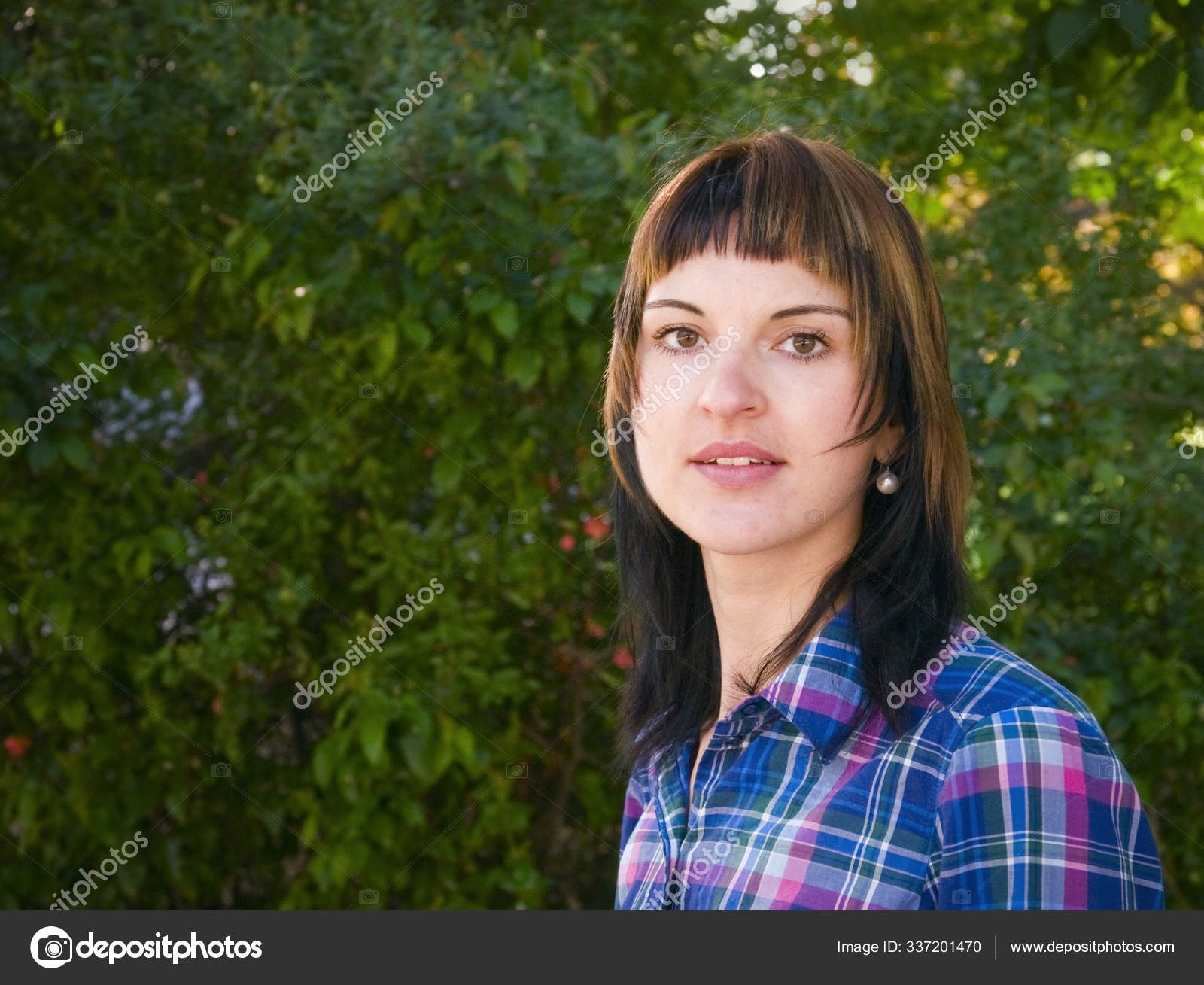 Cabeza Lateral Hombros Retrato Una Joven Morena Frente Seto Verde ...