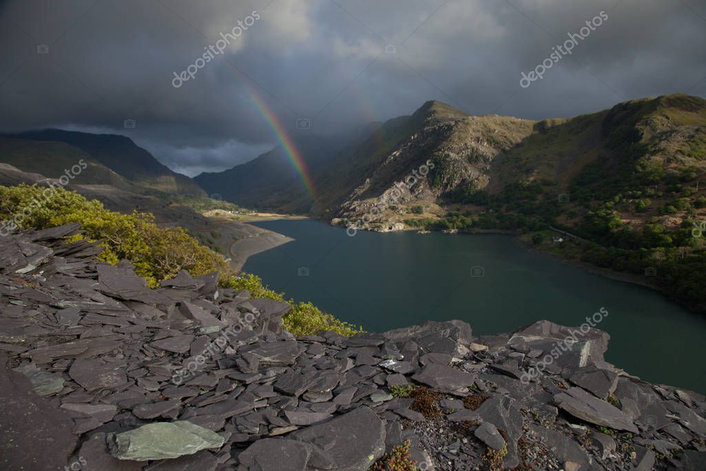Una vista a través de Llyn Peris a Nant Peris y el paso Llanberis con ...