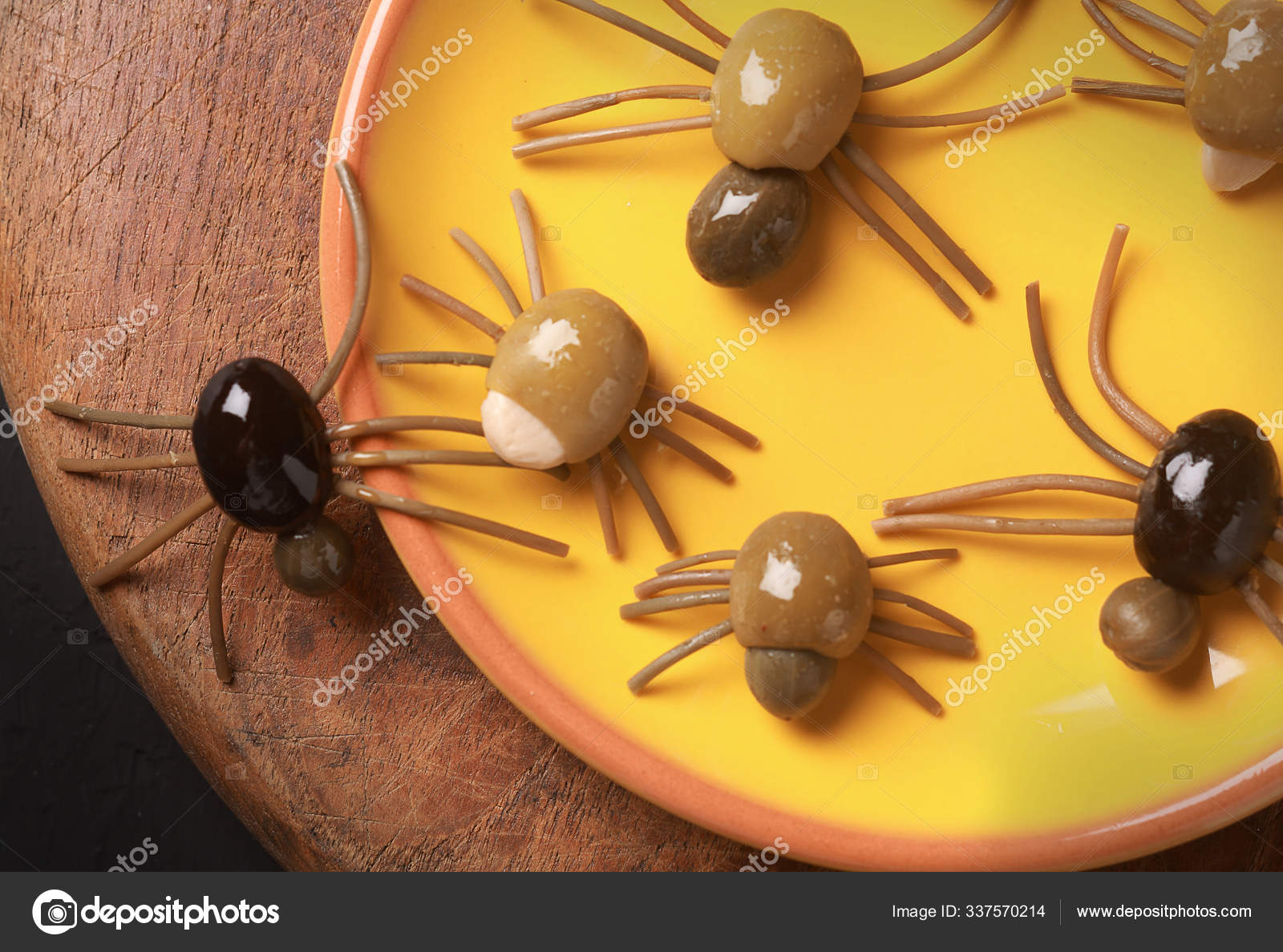Cute Spooky Halloween Spider Appetizers Made Green Black Stuffed Olives ...