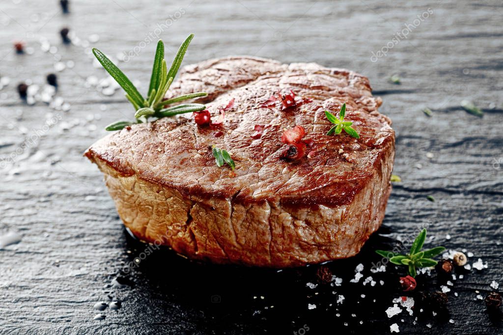 Filete de res a la parrilla grueso suculento recortado para la grasa ...