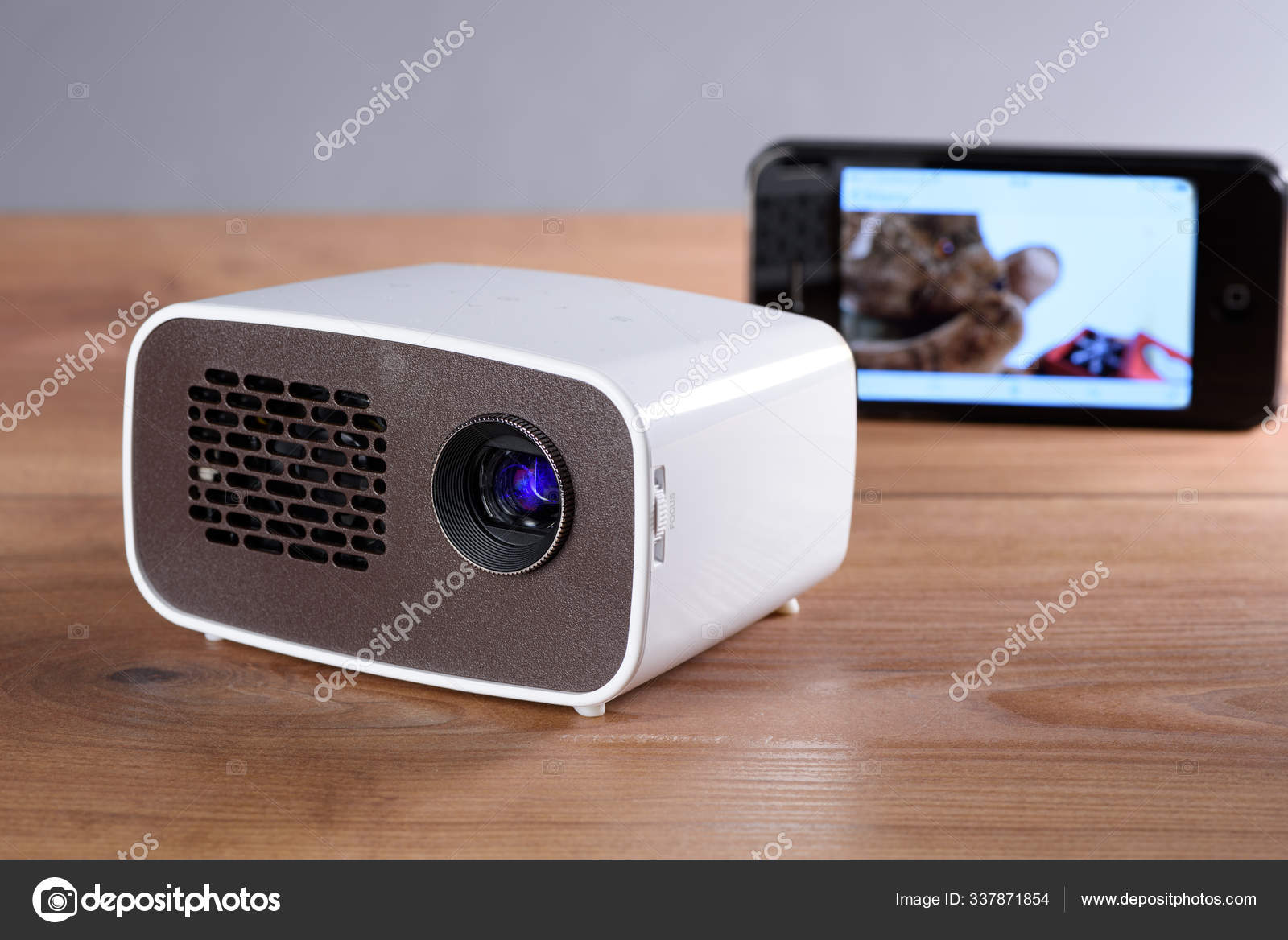 Battery Operated Mini Projector Smartphone Desk Transfer Image Wireless ...