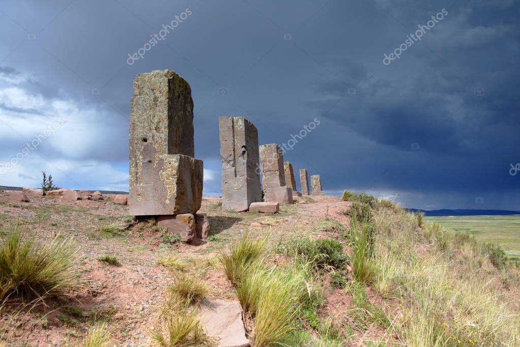 monolitos en la pir mide de akapana en tiwanaku, bolivia.. 2024