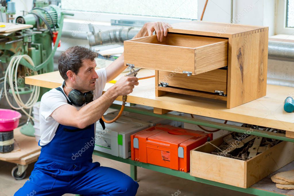 trabajador en un taller de carpinter a utilizando m quinas de perforaci n. 2024