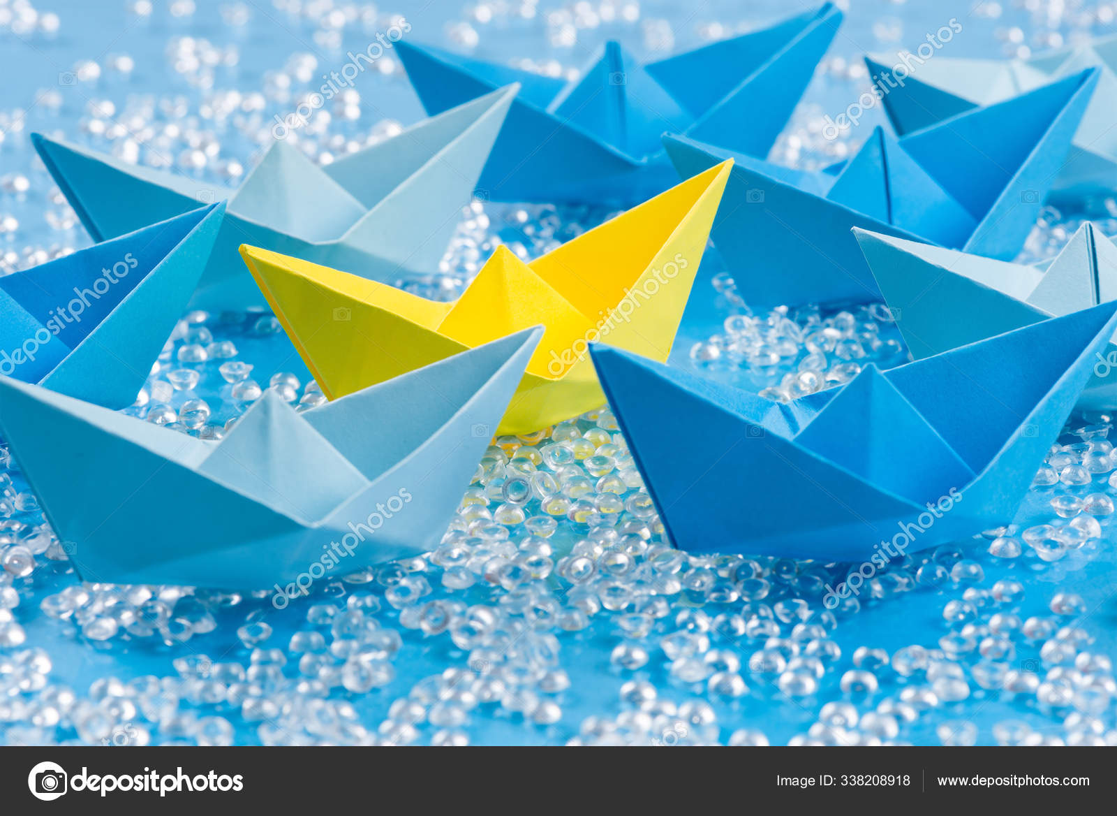 Flota Barcos Papel Origami Azul Sobre Fondo Azul Acuático Rodeando ...