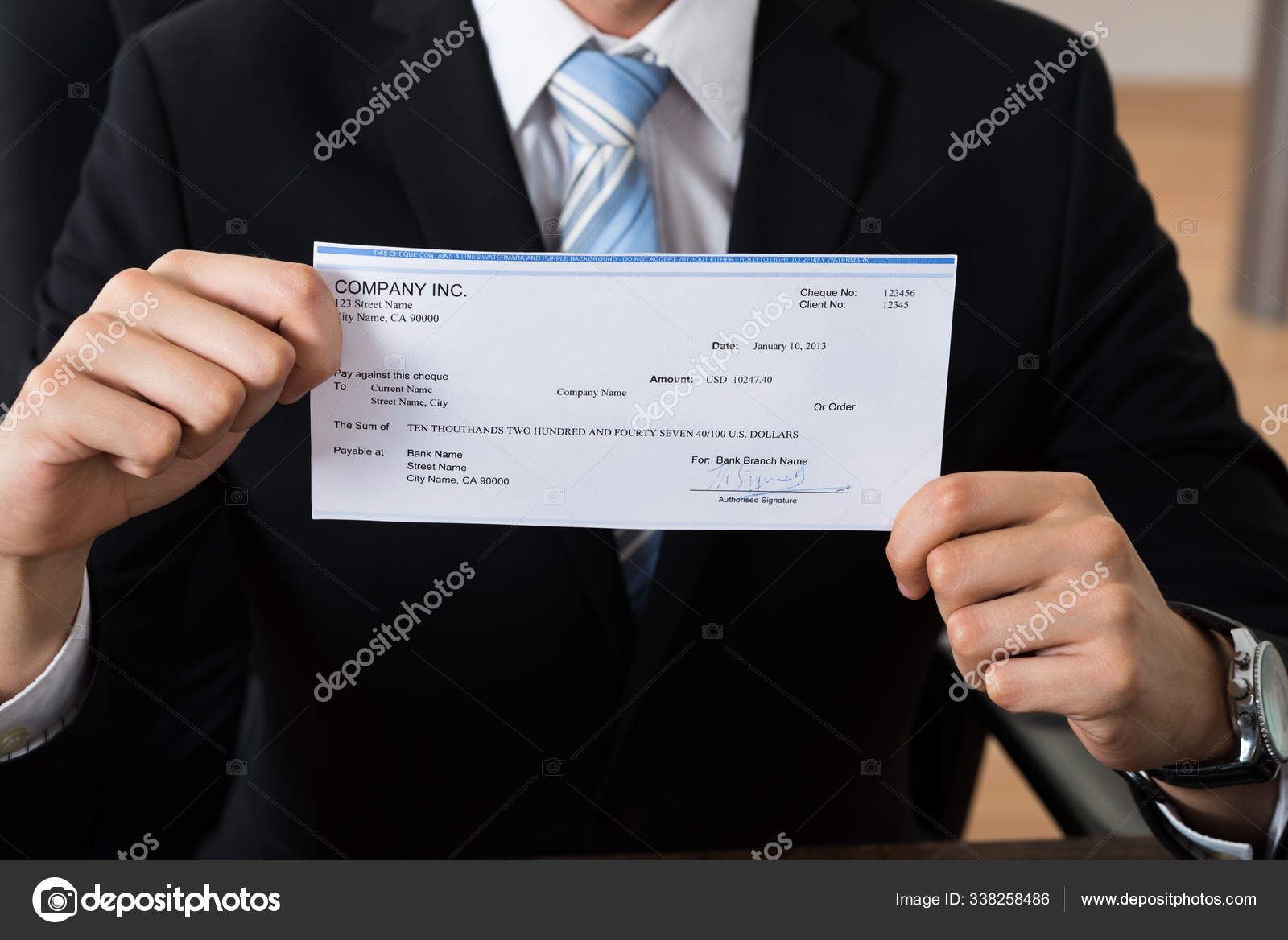 Primer Plano Del Hombre Negocios Que Muestra Cheque Firmado Oficina ...