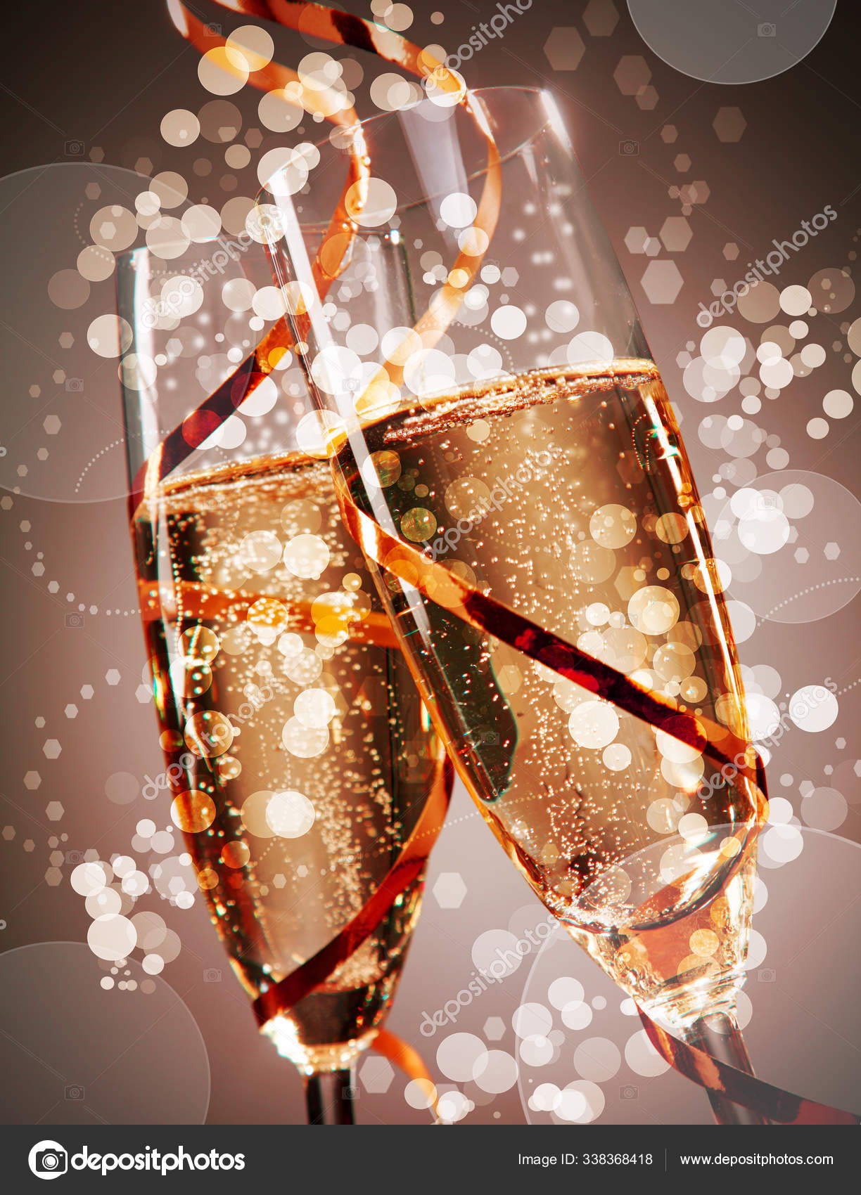 Deux Flutes Festives Champagne Petillant Avec Bobine Bokeh Scintillante Ronde Photo de stock par PantherMediaSeller 338368418