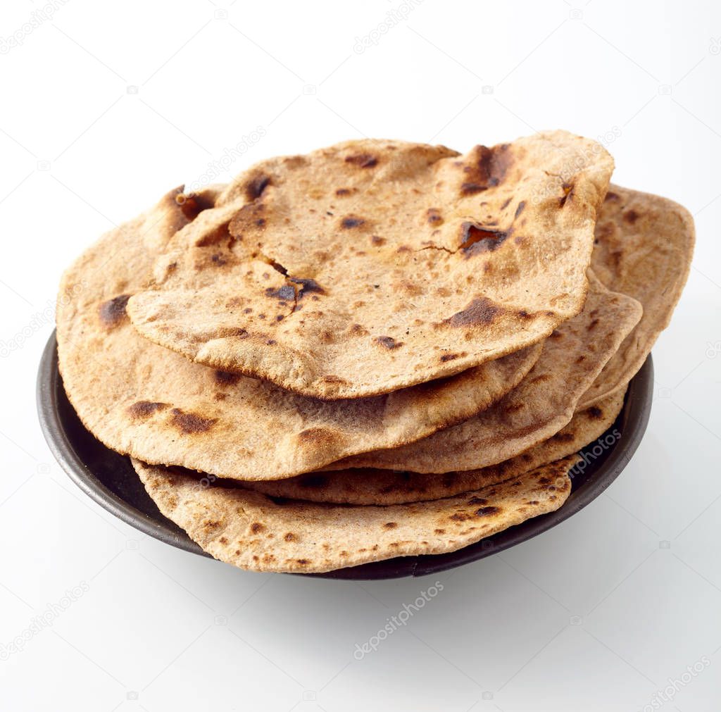 Corta pila de pan picado indiano plano chapado en un pequeño recipiente ...