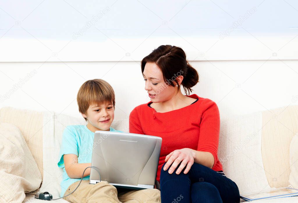 Madre e hijo usando el ordenador portátil juntos 2023