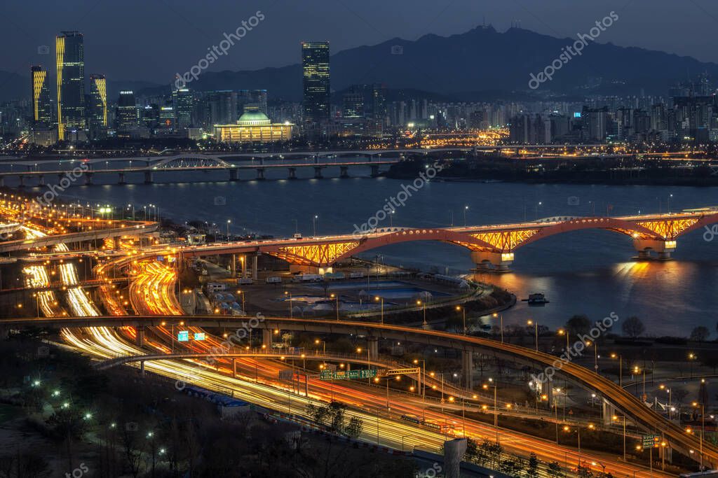 La vista nocturna del puente de Seongsan sobre el río Han y Yeouido con ...