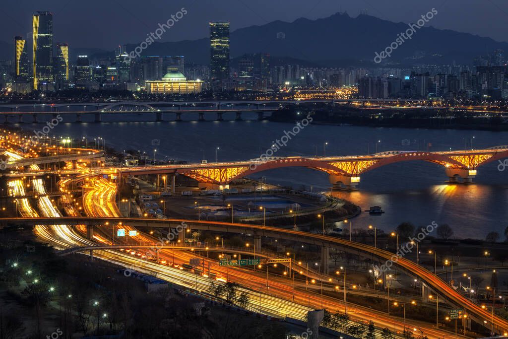 La vista nocturna del puente de Seongsan sobre el río Han y Yeouido con ...