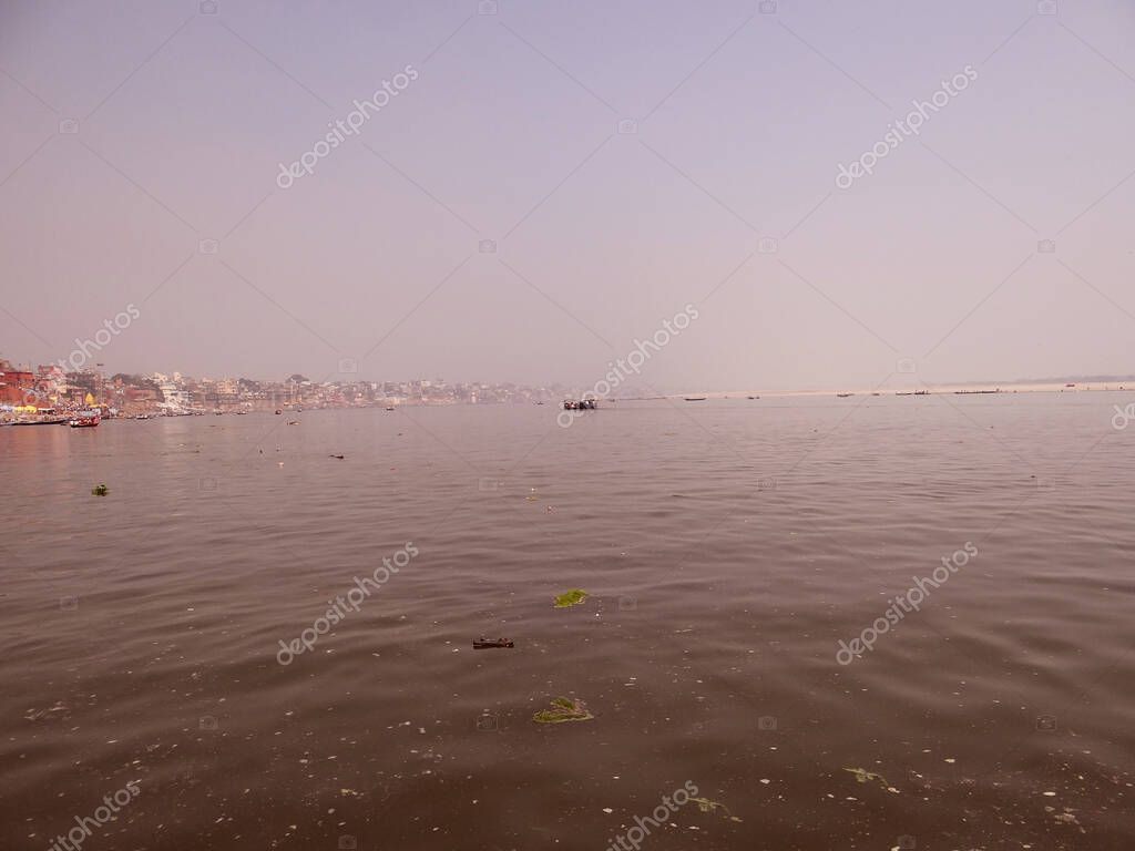 Holy River Ganga Ghat en la ciudad de los templos de 3000 años de ...