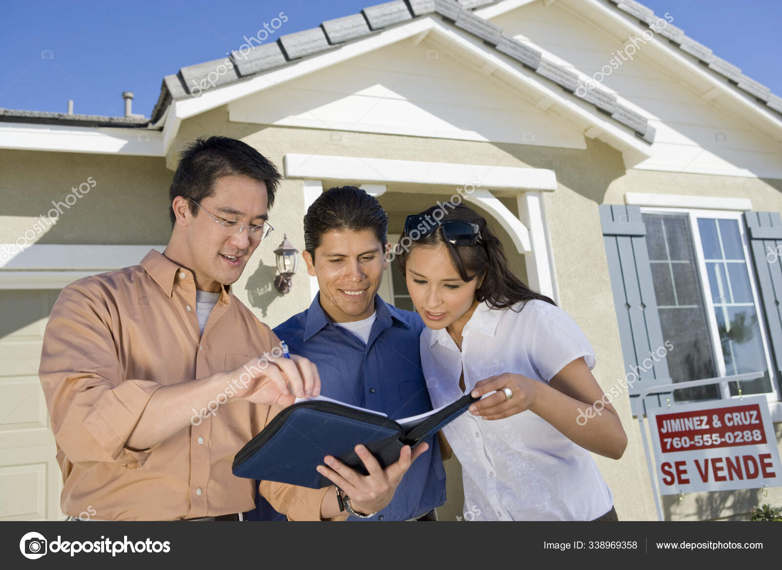 Inmobiliaria Con Pareja Comprando Casa Nueva — Foto de stock #338969358 ...