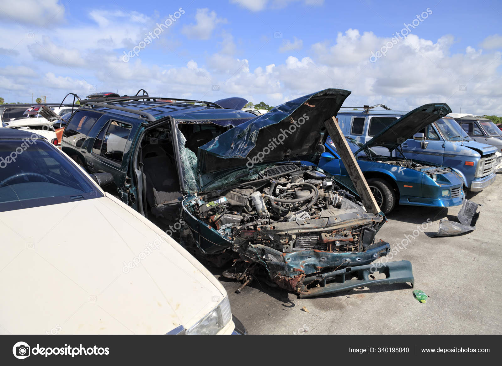 Rusty Old Junk Cars Row Junkyard — Stock Editorial Photo ...