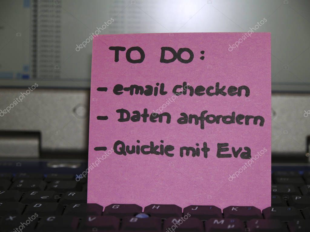Nota de memorándum en el cuaderno, para comprobar el correo electrónico ...