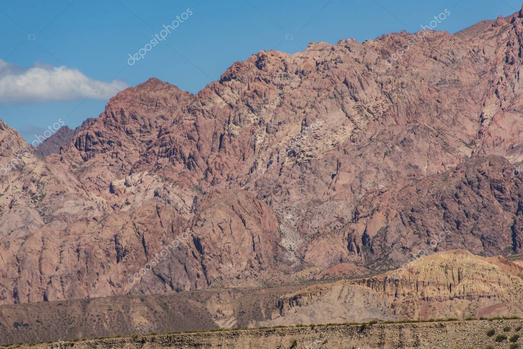 Macizo rocoso de granito rojo en los Andes chilenos 2022