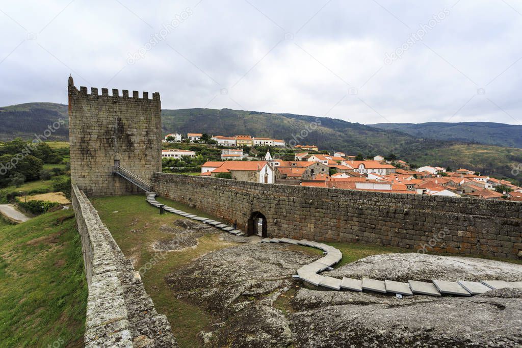 Vista interior del castillo medieval que tiene el pueblo histórico de ...