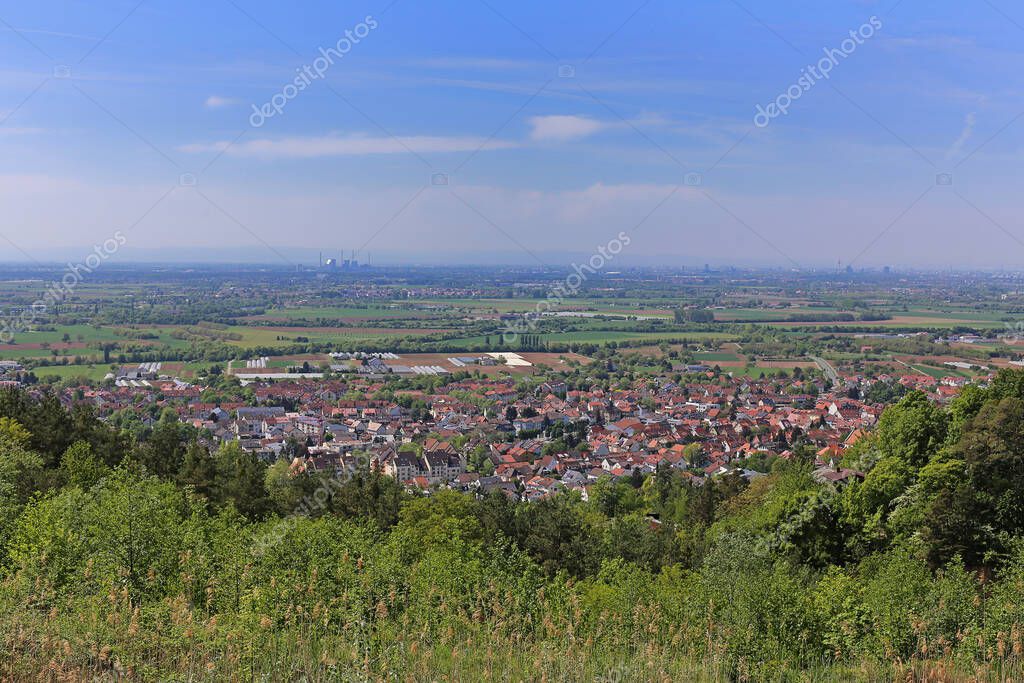 vista de dossenheim en la carretera de montaña y mannheim en la llanura ...