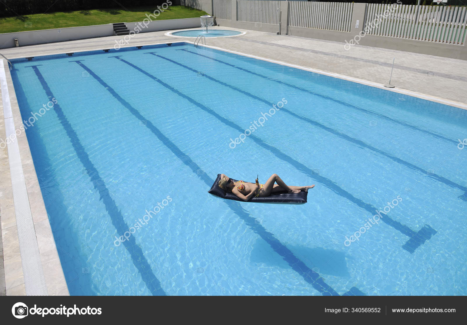 Beautiful Young Woman Relax Have Fun Swimming Pool — Stock Photo ...