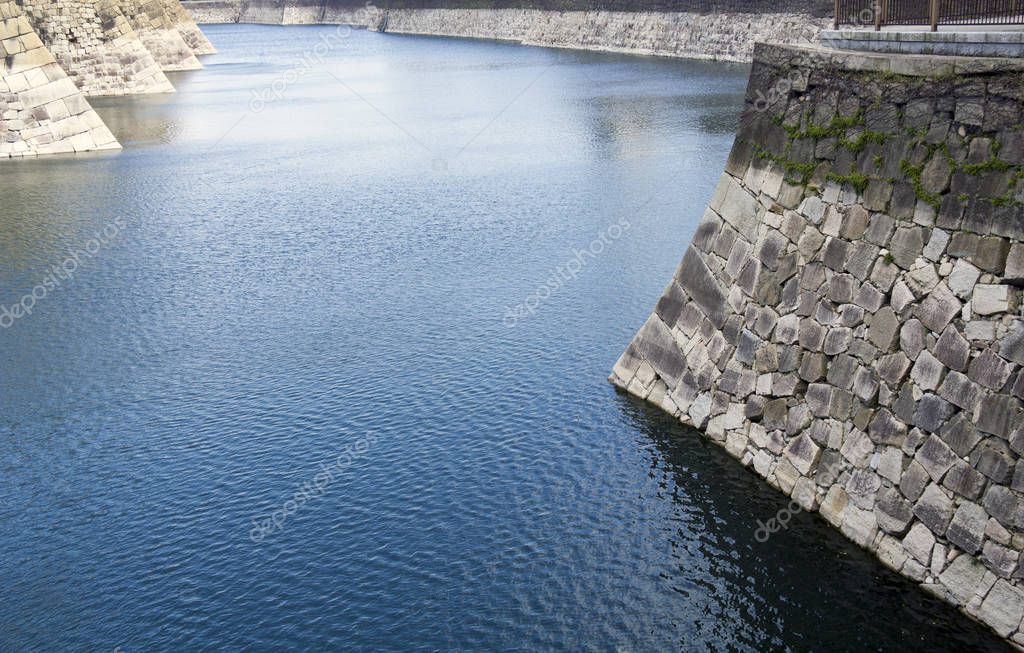 Un foso que rodea el castillo de Osaka en Japón, un montón de espacio ...