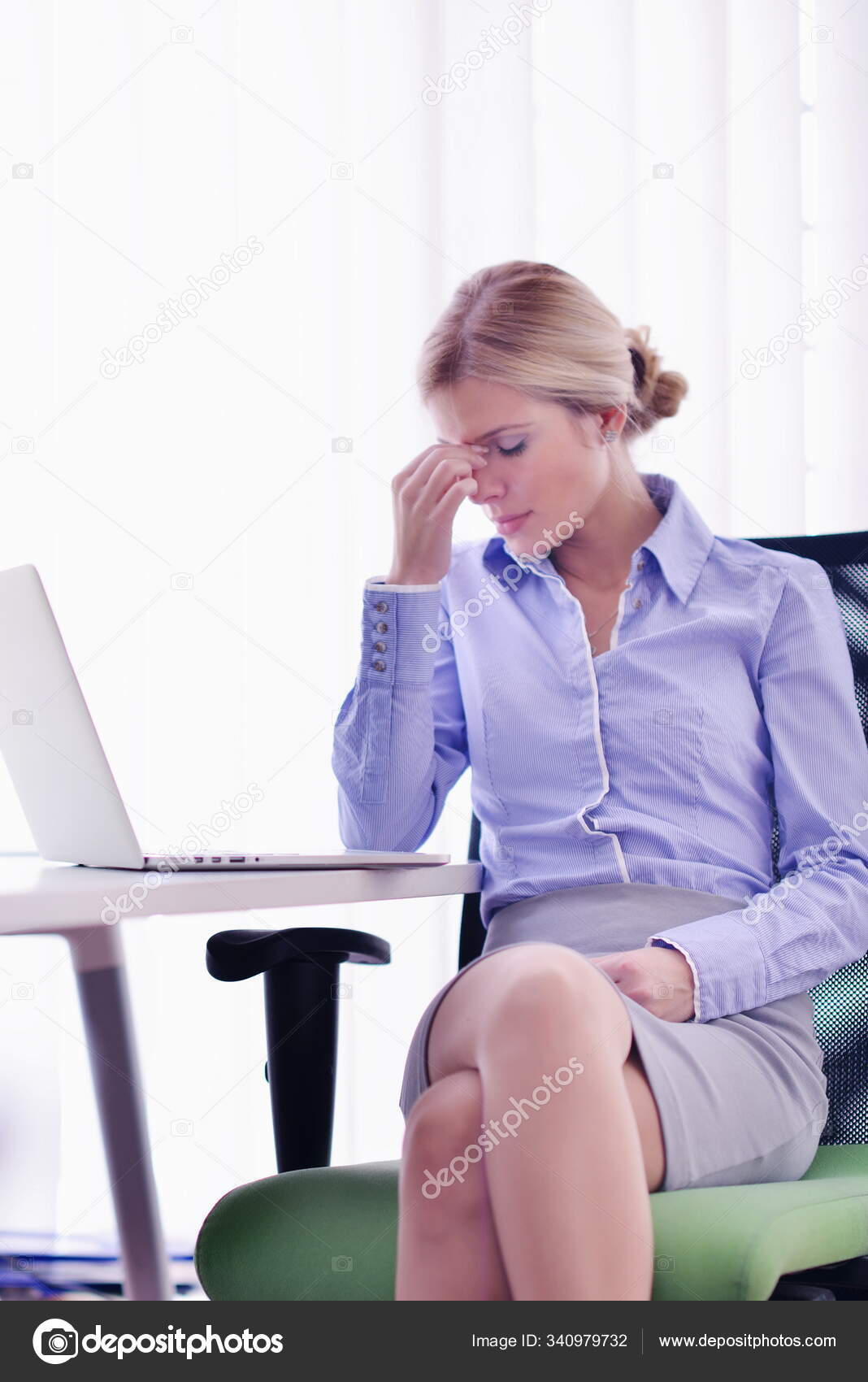 Portrait Young Pretty Business Woman Work Notebook Computer Bright ... Portrait Young Pretty Business Woman Work Notebook Computer Bright ...