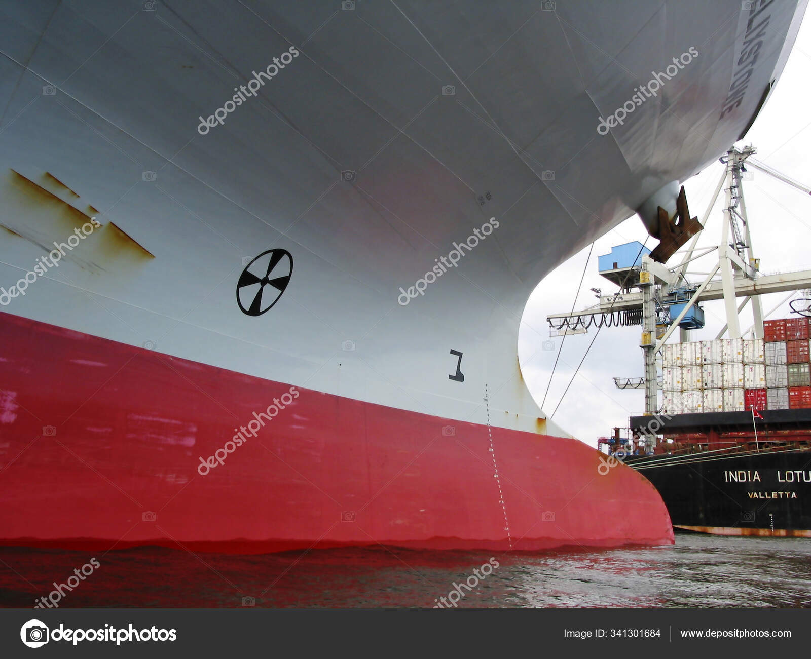 Línea Flotación Proa Buque Contenedor Vacío Puerto Hamburgo Alemania ...