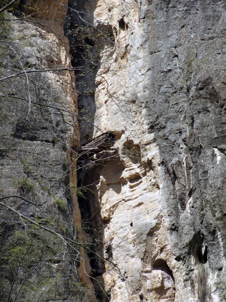formación rocosa incluyendo un ataúd tradicional en el río Shennong Xi ...