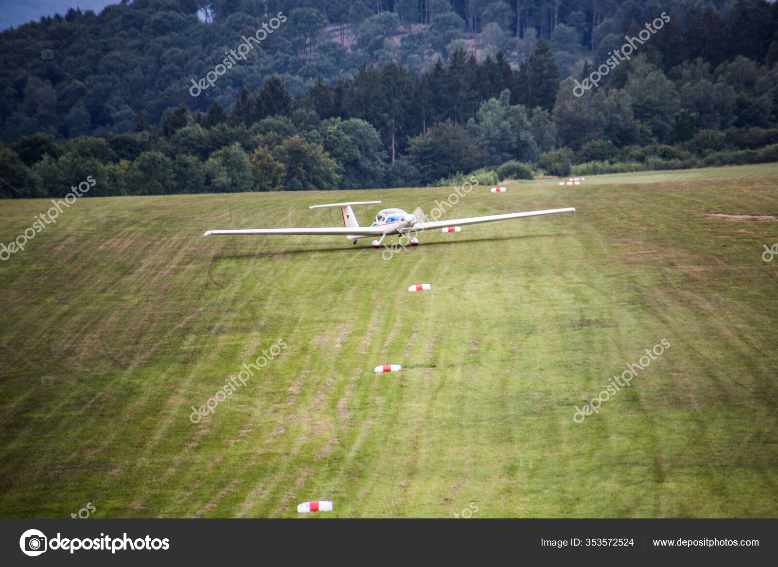 Spot Aircraft Approach Land — Stock Editorial Photo ...