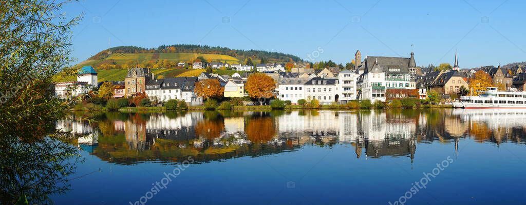 Panorama del pueblo de Traben-Trarbach en el Mosela, conocido por sus ...