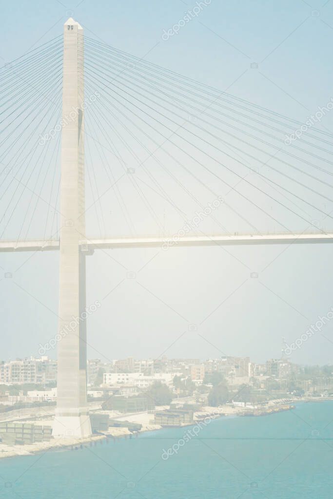El Canal de Suez en El-Qantara con el Puente de Paz de Mubarak, retrato ...