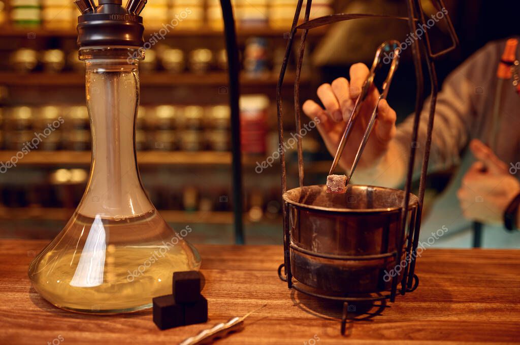 Fabricante de narguile masculino, preparaci n de carb n en el bar ...